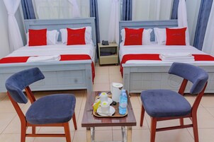 Cofres nos quartos, escrivaninha, espaço de trabalho para notebook