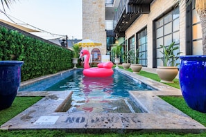 Piscina exterior, espreguiçadeiras
