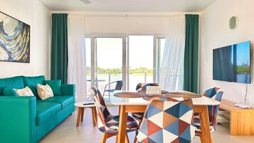 Apartamento luxo | Área de estar | TV de tela plana, serviços de streaming