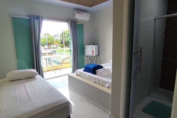 Quarto Triplo Comfort, vista para o pátio | Secretária adequada para computadores portáteis, Wi-fi grátis