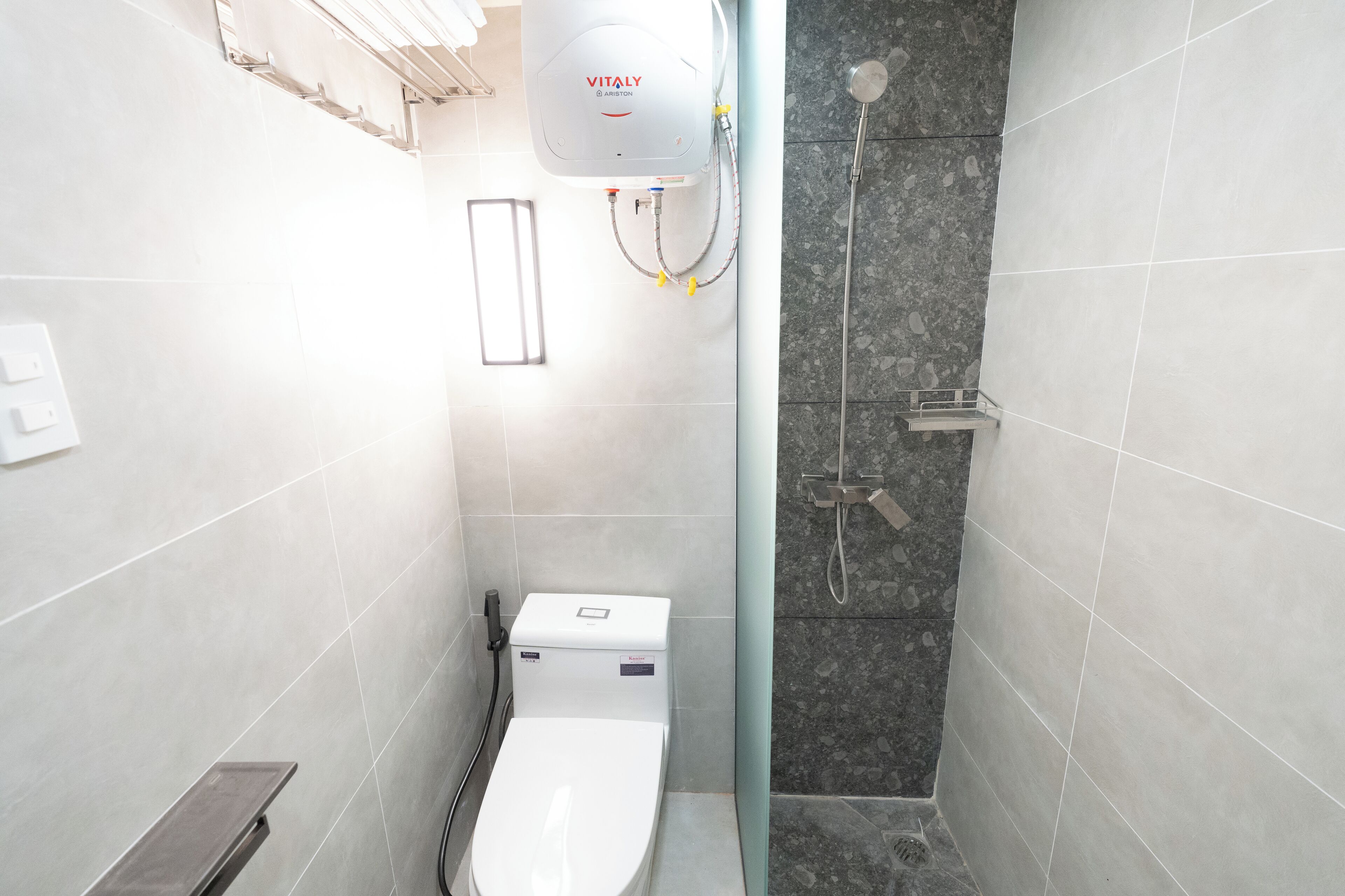 Quarto básico, 1 cama King | Banheiro | Chuveiro, secador de cabelo, toalhas de banho, sabonete