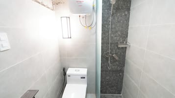Quarto básico, 1 cama King | Banheiro | Chuveiro, secador de cabelo, toalhas de banho, sabonete