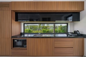 Uma panela elétrica de arroz, moinho de café, utensílios de cozinha