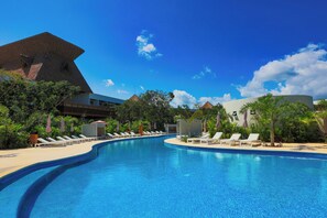 4 piscinas exteriores, guarda-sóis, espreguiçadeiras 