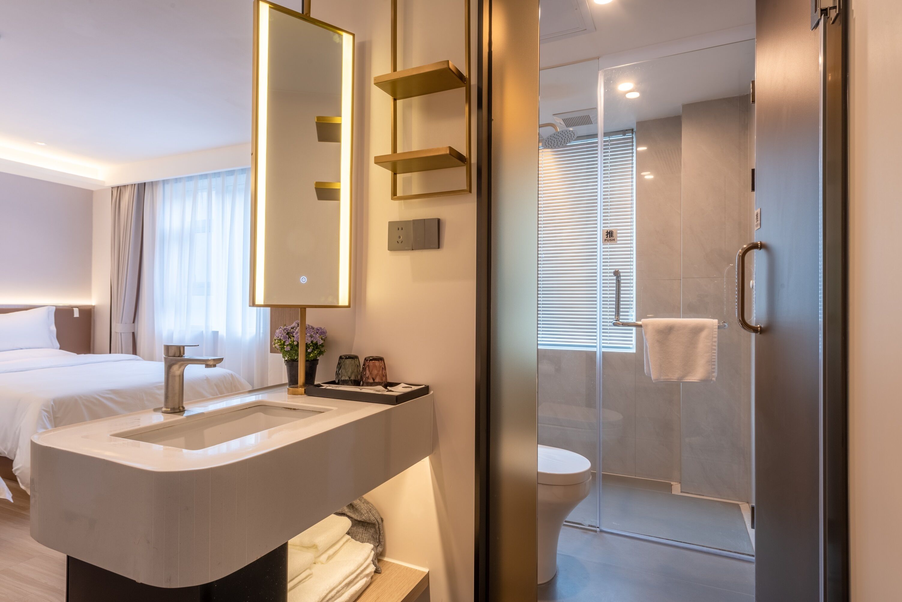Quarto Duplo ou Twin Comfort | Casa de banho | Um polibã, um chuveiro fixo, artigos de higiene pessoal grátis 