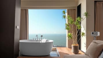 Quarto Duplo Panorâmico, 1 cama king-size, banheira, vista para o oceano | Roupa de alta qualidade, edredões de penas