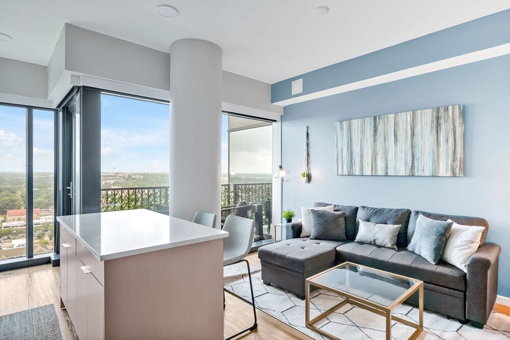 High-rise Apt Raleigh Free Parking Sunset View 1 - Raleigh, NC