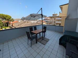 Apartamento, 2 quartos, terraço, Vista para a cidade | Refeições ao ar livre