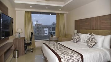 Quarto Duplo de Luxo, Vista para a cidade | Quartos insonorizados, ferro/tábua de engomar, Wi-fi grátis