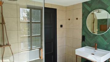 Quarto triplo conforto, vista para o jardim | Banheiro | Secador de cabelo, roupões de banho, chinelos, toalhas de banho