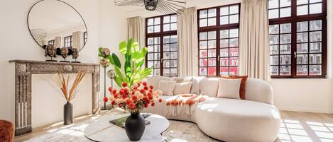 Apartamento Deluxe, 3 quartos, Vista para a cidade | Sala