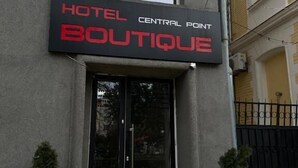 Um edifício com uma placa que diz 'HOTEL CENTRAL POINT BOUTIQUE'.