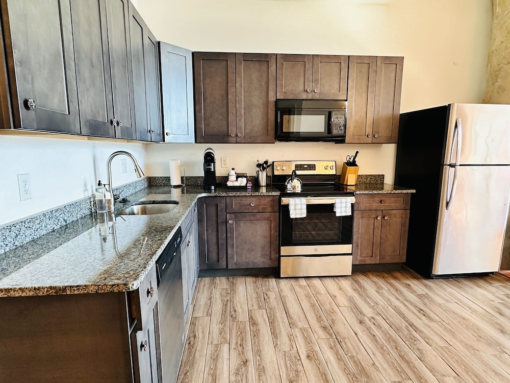 Sosuite 2br Apt W W/d, Gym, On-site Restaurant - Philadelphia, PA
