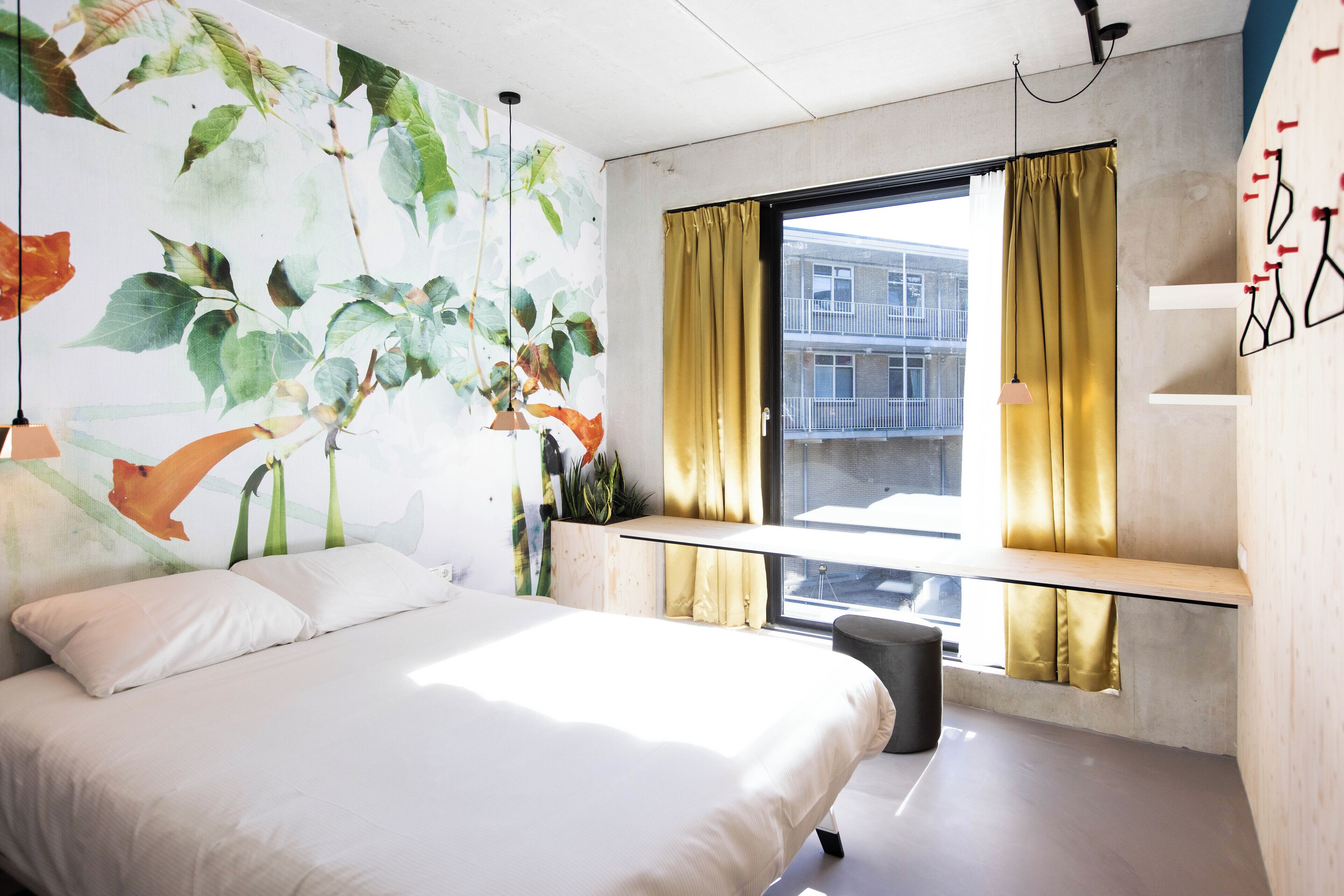 Quarto Quádruplo Básico, 2 camas queen-size | Secretária, secretária adequada para computadores portáteis 