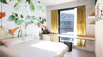 Quarto Quádruplo Básico, 2 camas queen-size | Secretária, secretária adequada para computadores portáteis