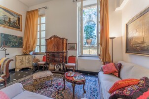 Apartamento, vista para a cidade | Área de estar | TV de tela plana 32 polegadas com canais a cabo