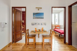 Apartamento família, 3 quartos, para não fumantes | Área de estar | TV 32 polegadas com canais a cabo