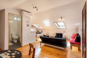 Apartamento família, 3 quartos, para não fumantes | 3 quartos, ferros/tábuas de passar roupa, Wi-Fi de cortesia