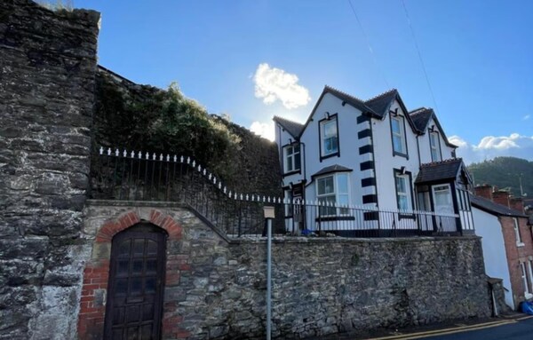 Llangollen Retreat With Stunning Views Of The Castle - Llangollen