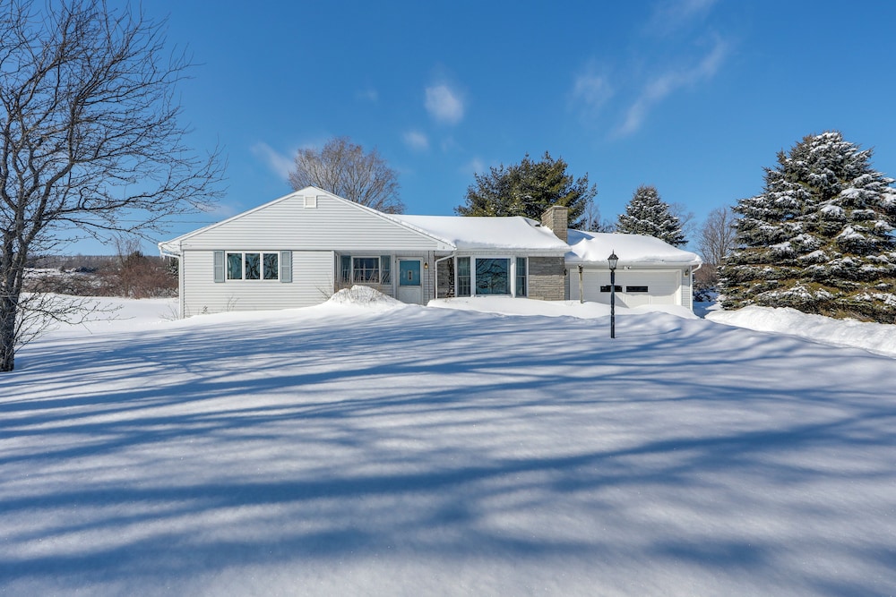 Deck & Fire Pit: Cozy Escape In Morrisville! - Cazenovia, NY