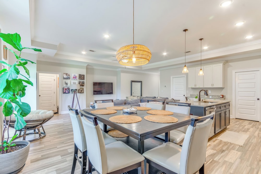 2 Mi To Beach: Bright Navarre Home W/ Fire Pit! - Navarre, FL