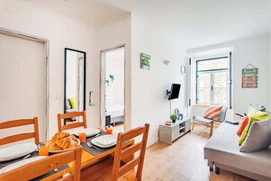 Apartamento família, 2 quartos, para não fumantes | Área de estar | TV 32 polegadas com canais a cabo