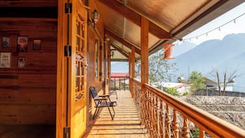 Quarto quádruplo panorâmico, sacada, vista para a montanha | Terraço/pátio