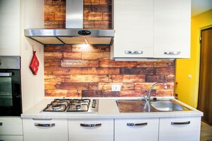 Dúplex, vista para a montanha | Cozinha privada | Um frigorífico, um micro-ondas, um forno, uma placa de cozinha 