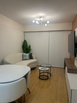Apartamento, Vista para a cidade | Sala de estar