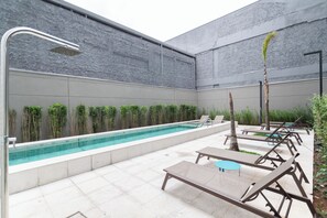 Piscina exterior, espreguiçadeiras 