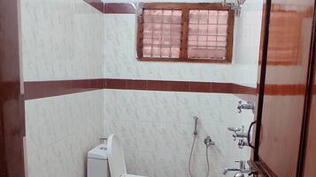 Quarto Deluxe, Vista para a cidade | Casa de banho | Um polibã, toalhas fornecidas, sabão