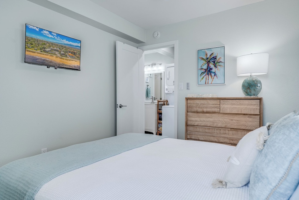 Last Minute Deals! Oceanview Stunner! Modern, Pool, Beach, Whales ...