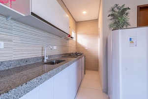 Geladeira, micro-ondas, cooktop, torradeira