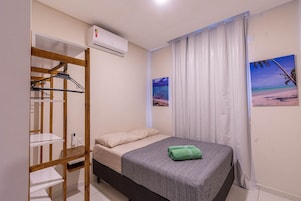 1 quarto, escrivaninha, espaço de trabalho para notebook