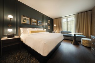 Quarto júnior, 1 cama King, para não fumantes, vista para a cidade | Roupas de cama premium, cofres nos quartos