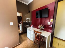 Quarto casal standard | Escrivaninha, espaço de trabalho para notebook