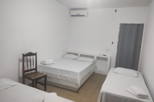 Quarto quádruplo econômico | Ferros/tábuas de passar roupa, Wi-Fi de cortesia