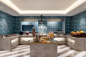 Café da manhã com buffet todos os dias (INR 650 por pessoa)