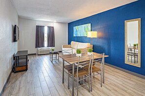 Suite-Estúdio Standard, 1 cama king-size | Cofre no quarto, secretária, Wi-fi grátis, roupa de cama fornecida