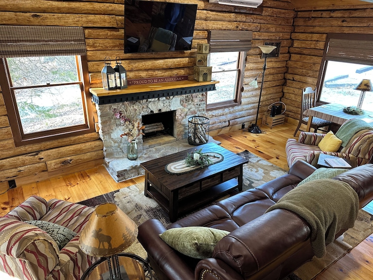 3-bedroom 2.5 Bath Log Lodge In Beautiful Hillsboro. Near Rocky Fork Lake. - Hickory Hills Lake, OH, United States