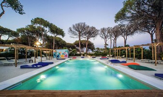 Piscina externa sazonal, guarda-sóis, espreguiçadeiras