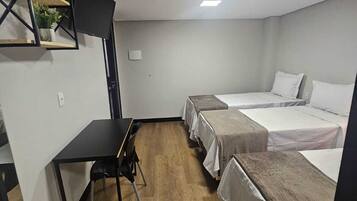 Quarto Triplo Deluxe | Secretária adequada para computadores portáteis, Wi-fi grátis