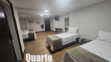 Quarto Quádruplo Deluxe | Secretária adequada para computadores portáteis, Wi-fi grátis