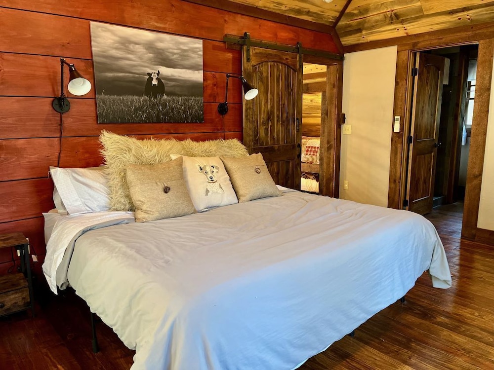 Welcome to cozy Snug Cove Creekside Cabin located just outside Blue ...