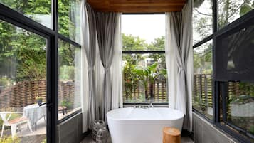 Quarto casal conforto | Banheira de imersão