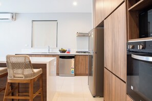 Apartamento de Luxo, vista parcial para o mar | Cozinha privada
