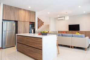 Apartamento de Luxo, vista parcial para o mar | Cozinha privada