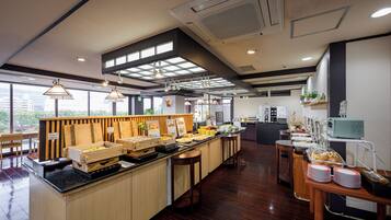 Pequeno-almoço tipo buffet diário (1430 JPY por pessoa)