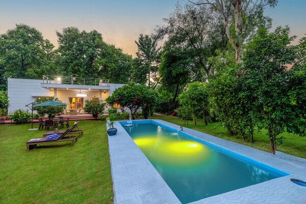 Alaya Stays 3 Bhk With Pvt Pool-daffodil - New Delhi