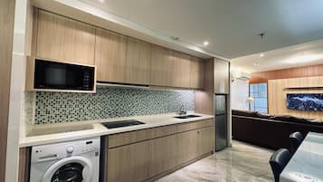 Apartamento premium, 3 quartos, para não fumantes, vista para a cidade | Cozinha privada | Geladeira, micro-ondas, talheres/pratos/utensílios de cozinha
